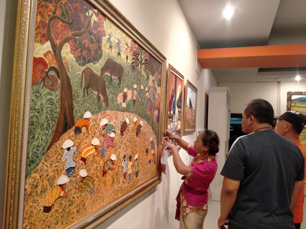 Dengan Teknik Pecut Lidi, Komang Bayu Hadirkan Lukisan Tentang ...