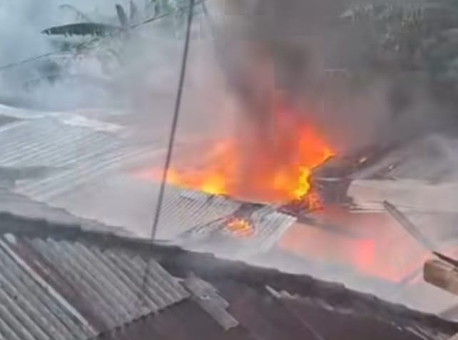 Kebakaran Ludeskan 6 Toko dan 3 Los Pasar Bajera Tabanan | Warta Bali ...