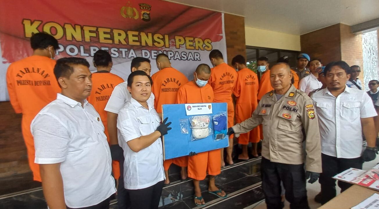 Digerebek Polisi, Driver Ojol di Denpasar Gantung Sabu 1 Kg di Jemuran ...