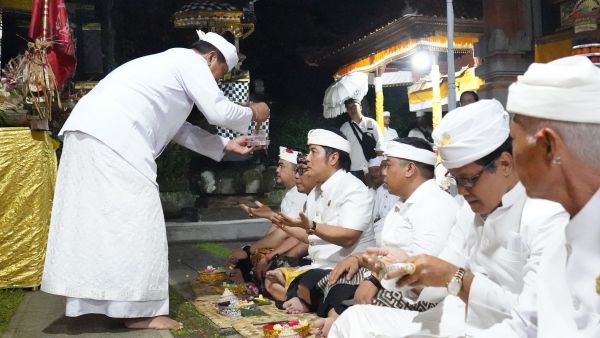 Wagub Bali Aktif Sambangi Upacara Warga Adat, Selalu Mepunia Iklas Rp ...