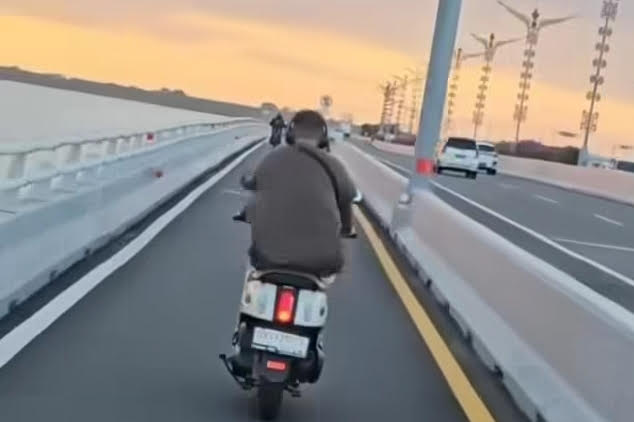 Viral, WNA Nekat Naik Motor Tanpa Helm di Jalan Tol Bali Mandara ...