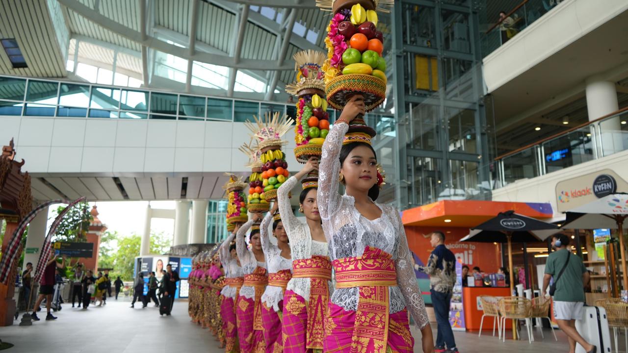 Penjor, Gebogan, Hingga Barong Bangkung Ditampilkan di Bandara Ngurah ...